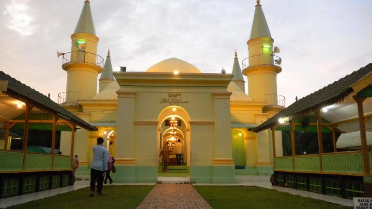 Destinasi Wisata Bersejarah Di Pulau Penyengat | Tour operator Bintan ...